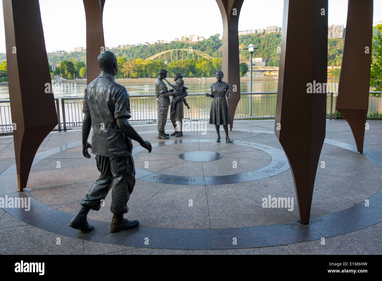 Statue woman holding child in hi-res stock photography and images - Alamy