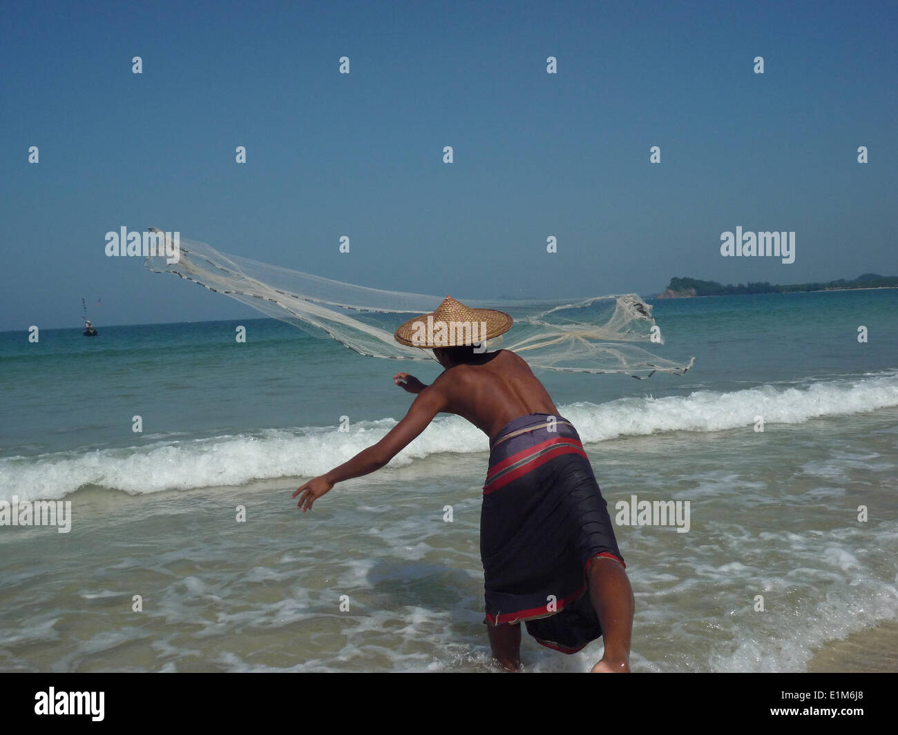 Burmese fisherman throwing fishing net hi-res stock photography and ...