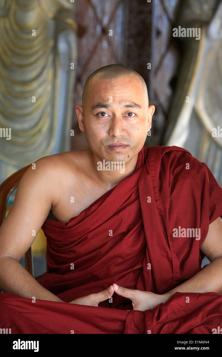 Monk. Dharmikarama Burmese temple. Penang Stock Photo - Alamy