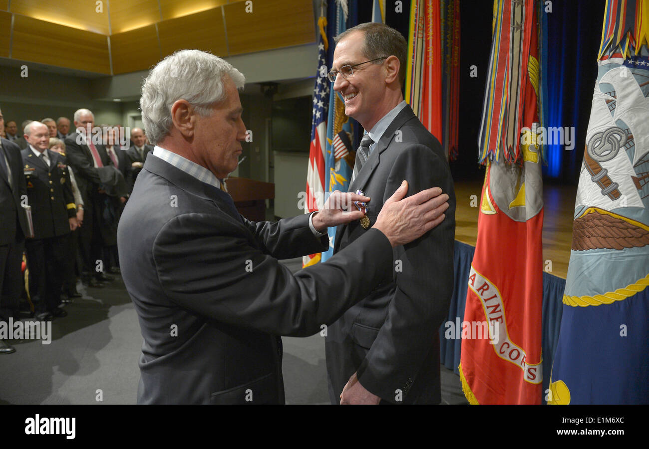 Distinguished public service medal hi-res stock photography and images ...