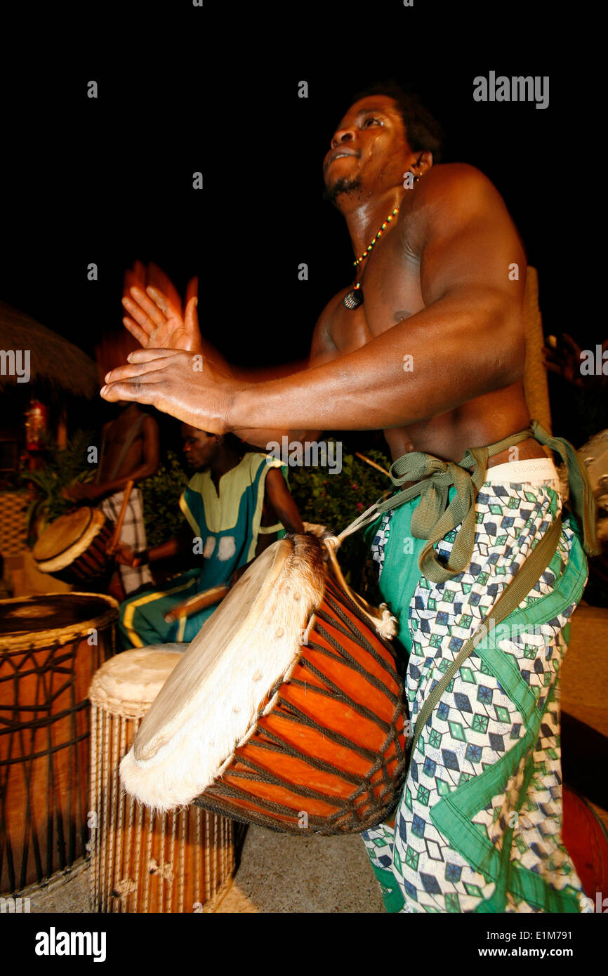 African man beating drum hi-res stock photography and images - Alamy