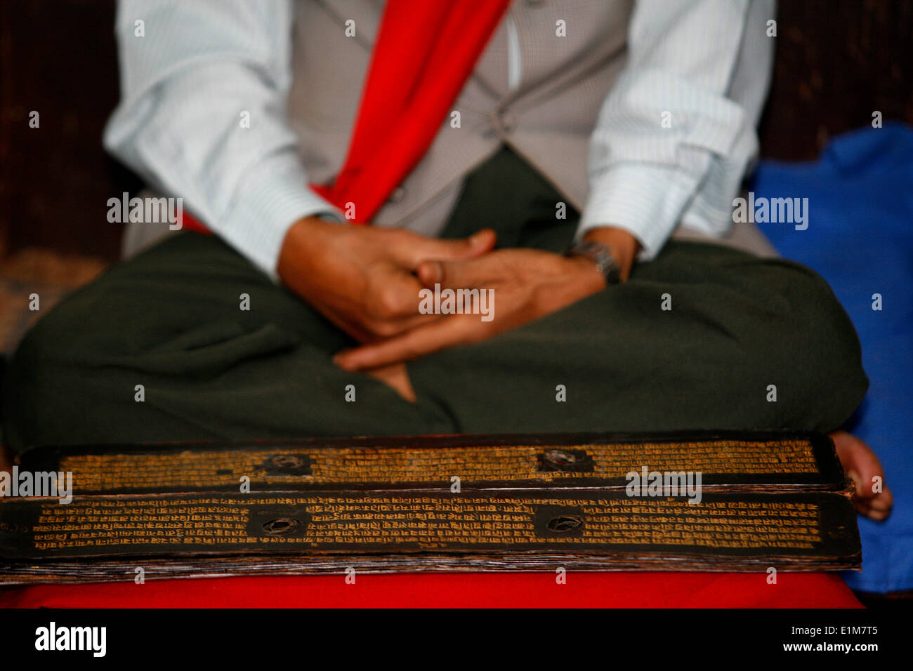 Man reading buddhist scriptures. Golden temple Stock Photo - Alamy