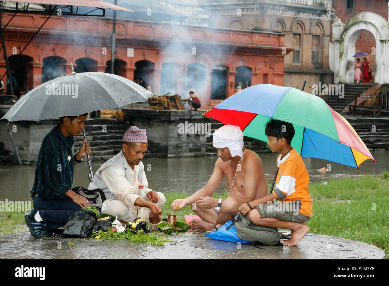 Hindu ritual in Pashupatinah Stock Photo - Alamy