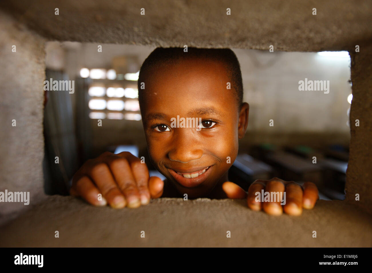 Child looking through gap hi-res stock photography and images - Alamy