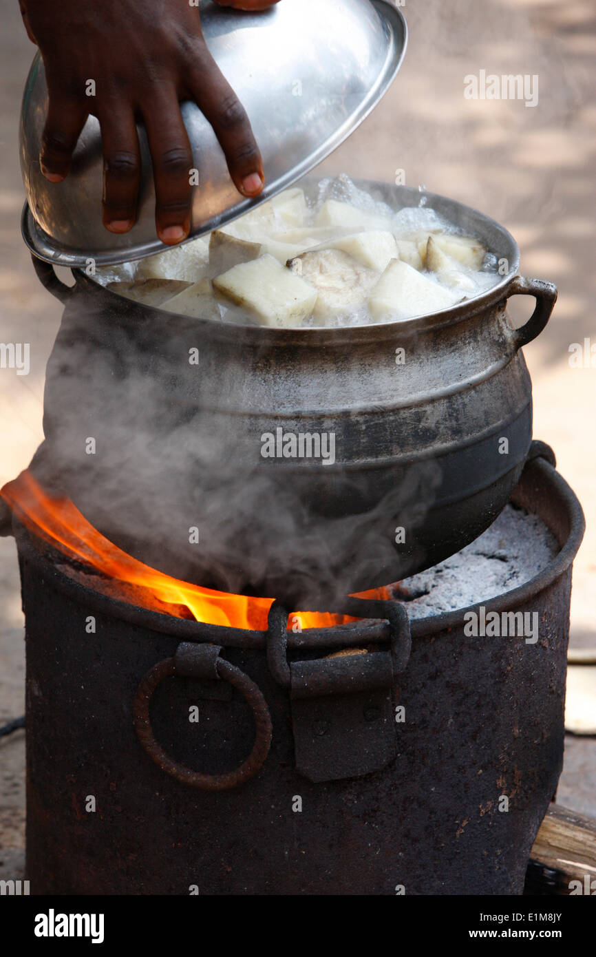 African kitchen. Yam cooking Stock Photo - Alamy