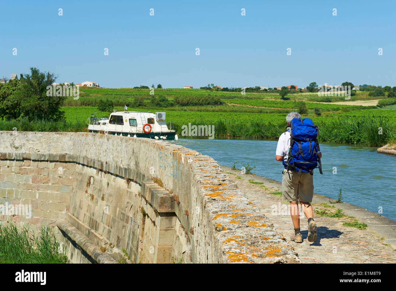 France, Languedoc-Roussillon, Aude (11), Paraza, canal bridge of ...