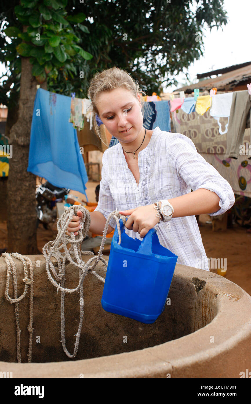 Girl using well in africa hi-res stock photography and images - Alamy