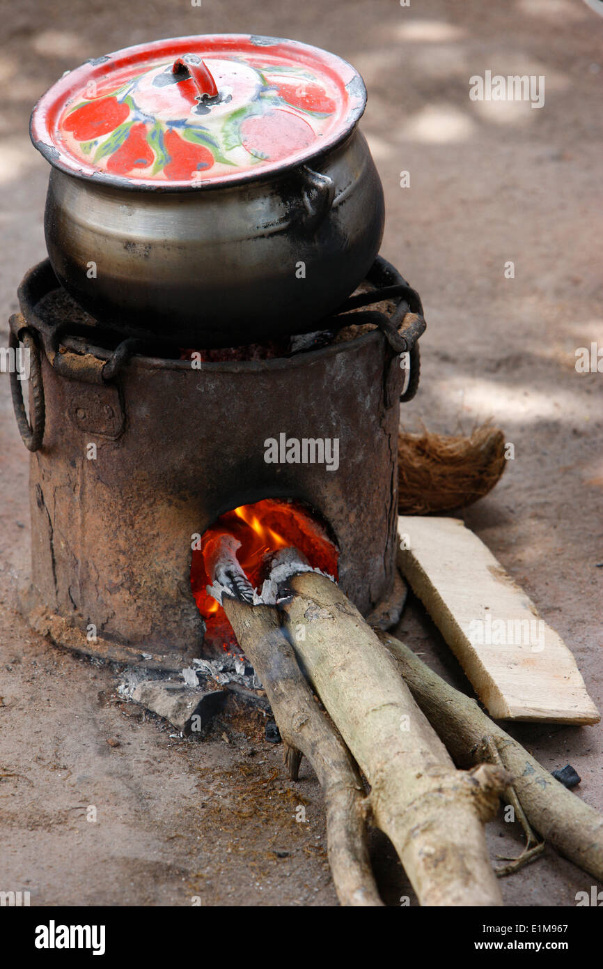 Africa cooking wood stove hi-res stock photography and images - Alamy