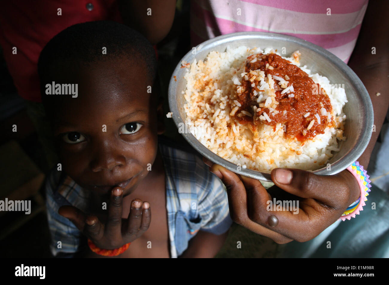 Children eating an African meal Stock Photo - Alamy