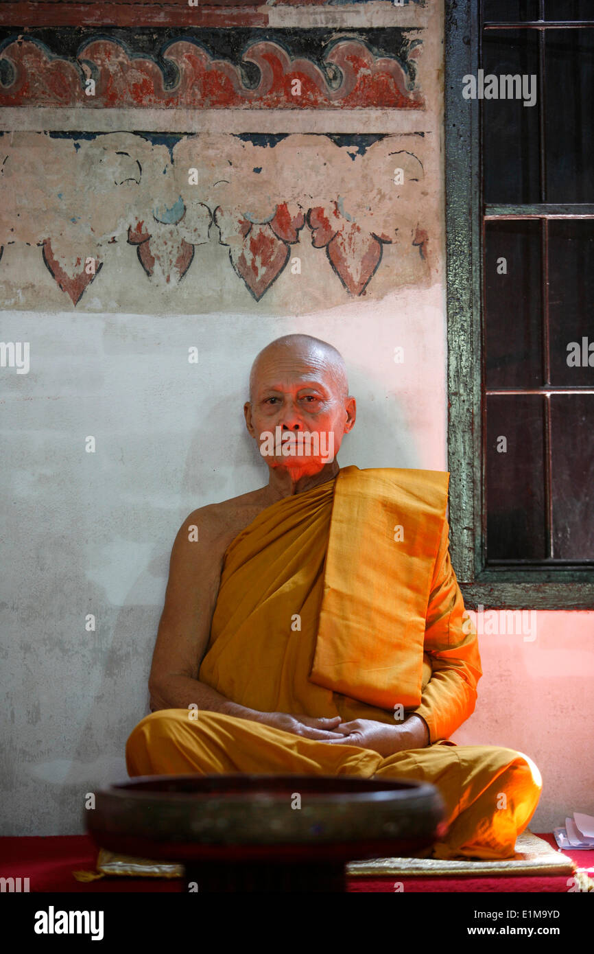 Monk sitting hi-res stock photography and images - Alamy