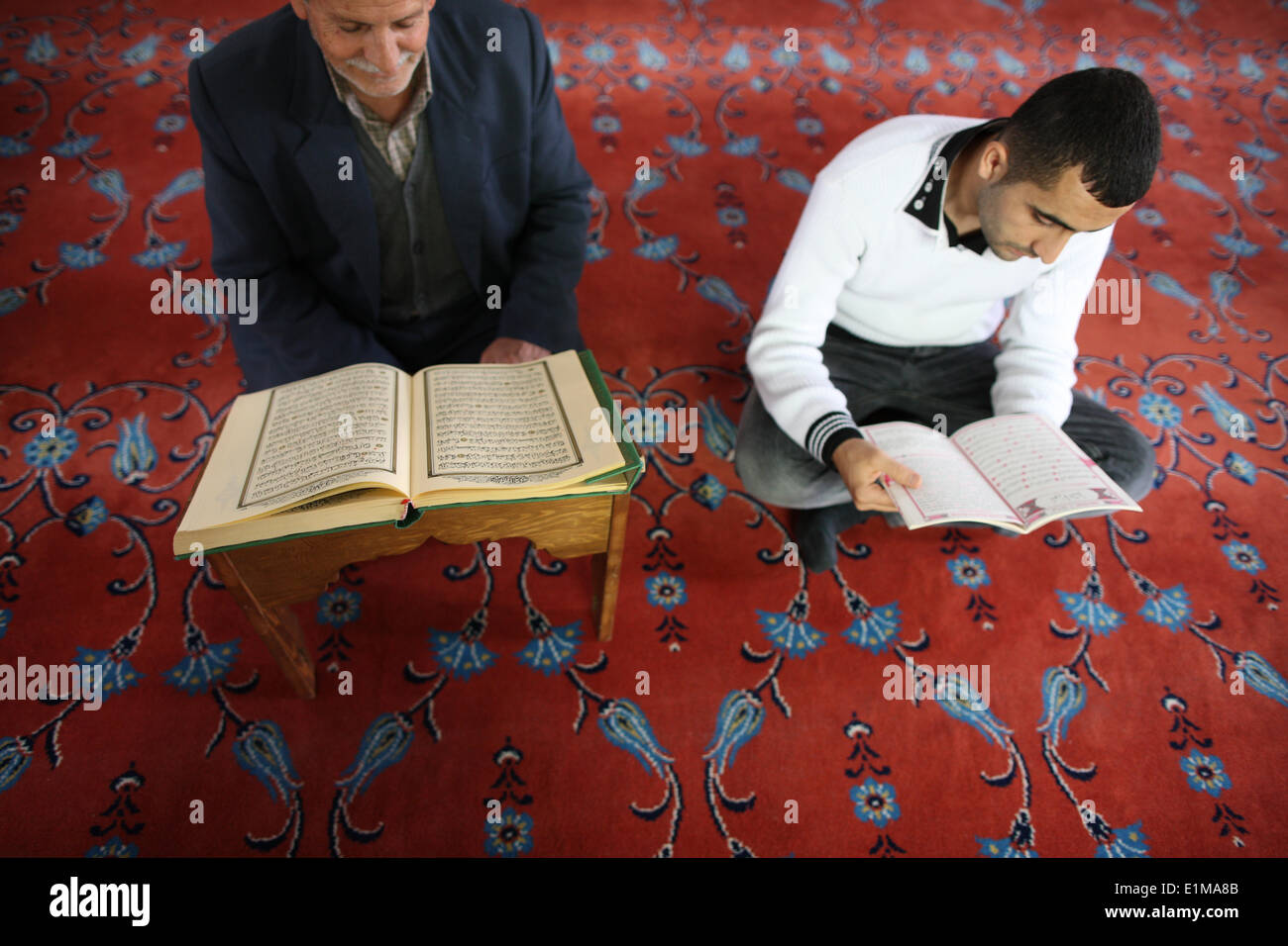 Reading coran hi-res stock photography and images - Alamy