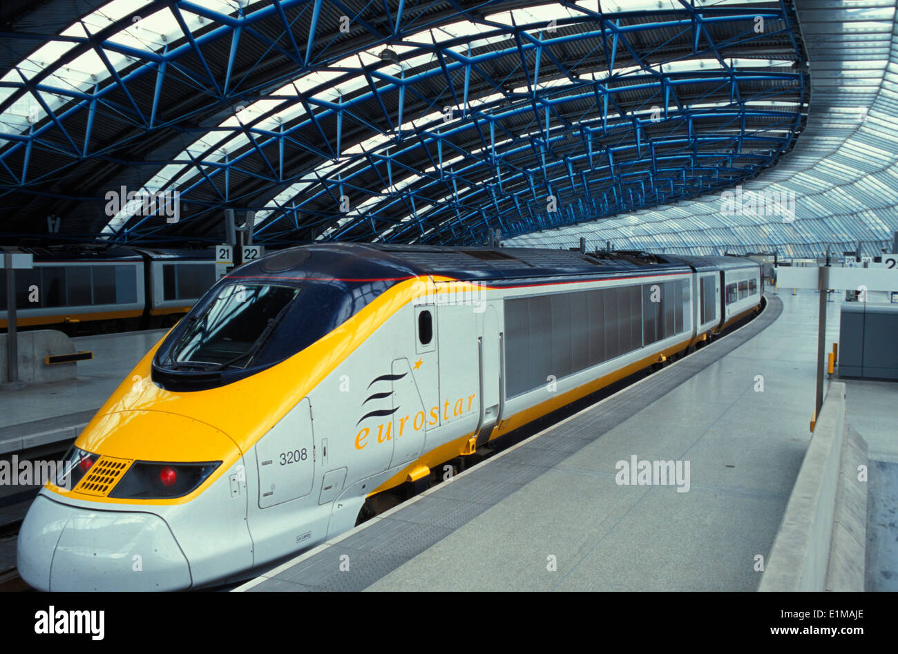 Eurostar train in Waterloo station Stock Photo - Alamy