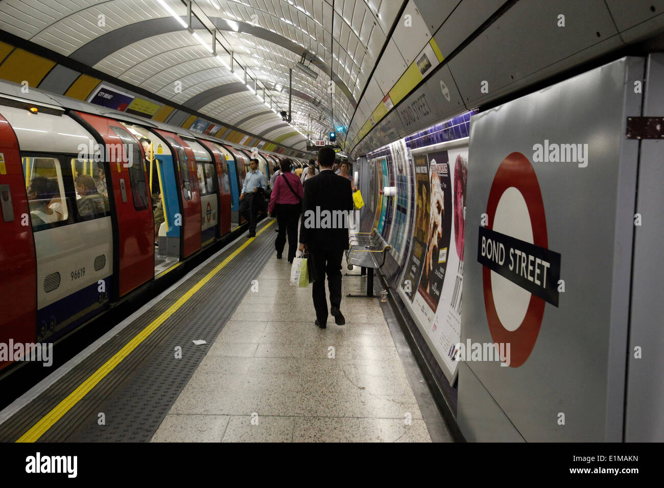 London tube station hi-res stock photography and images - Alamy