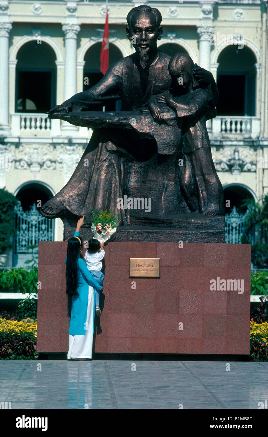 Ho Chi Minh statue Stock Photo - Alamy