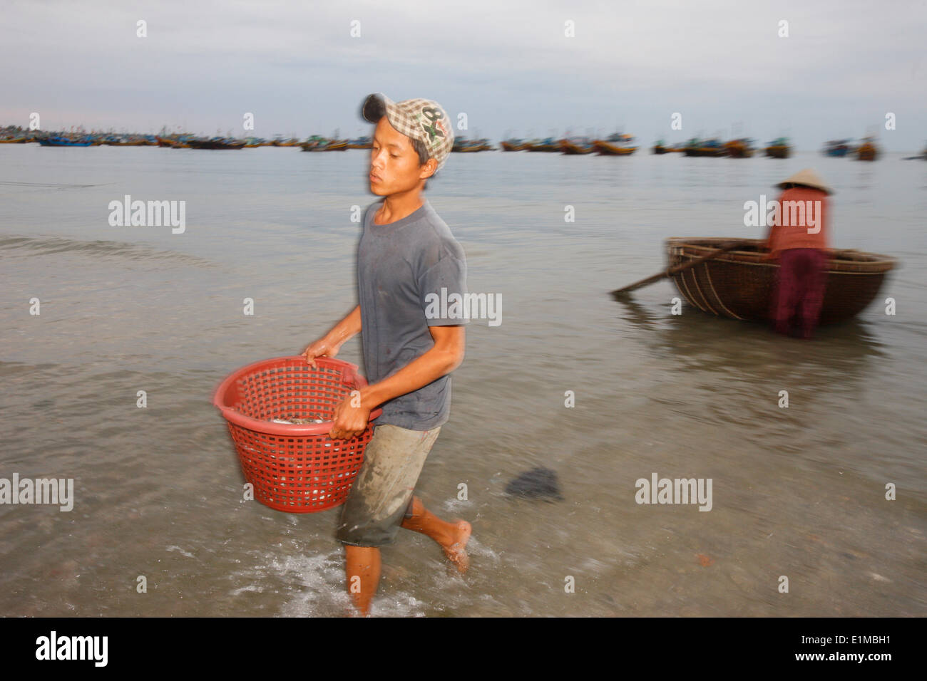 Man carrying basket of fish hi-res stock photography and images - Alamy