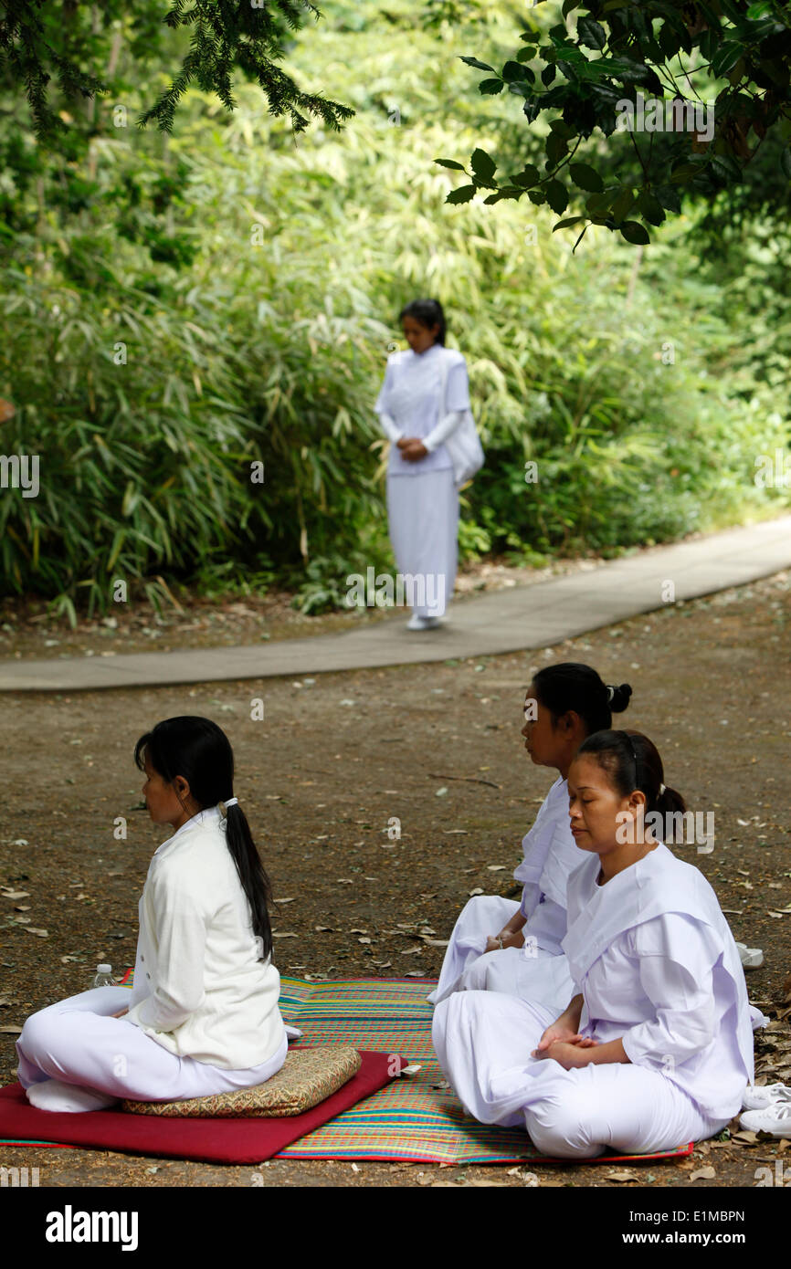 Retreatants practising sitting and walking meditation at Buddhapadipa ...