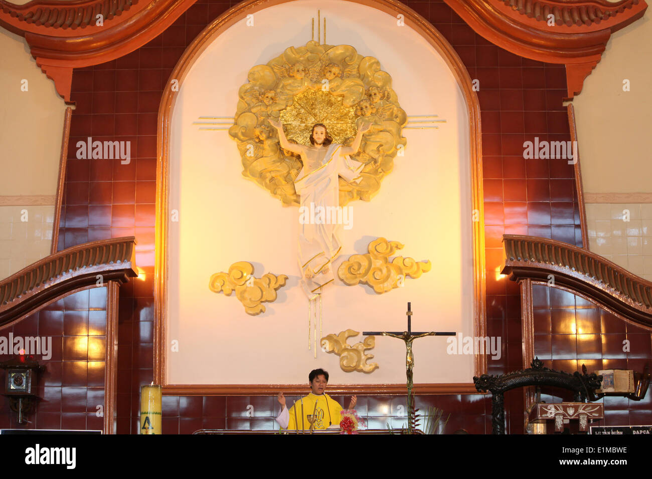Catholic mass in a vietnamese church Stock Photo - Alamy