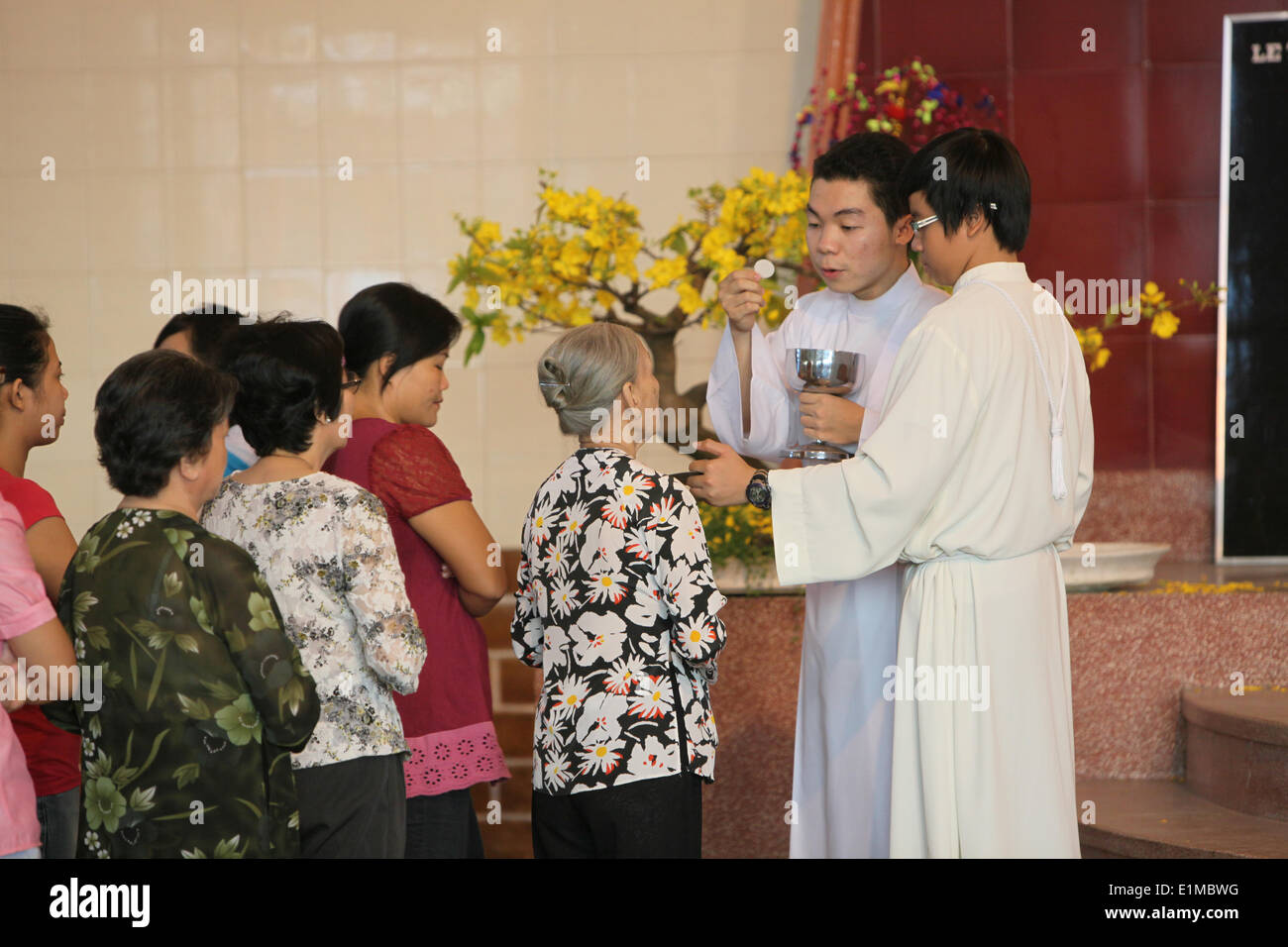 Catholic mass in a vietnamese church Stock Photo - Alamy