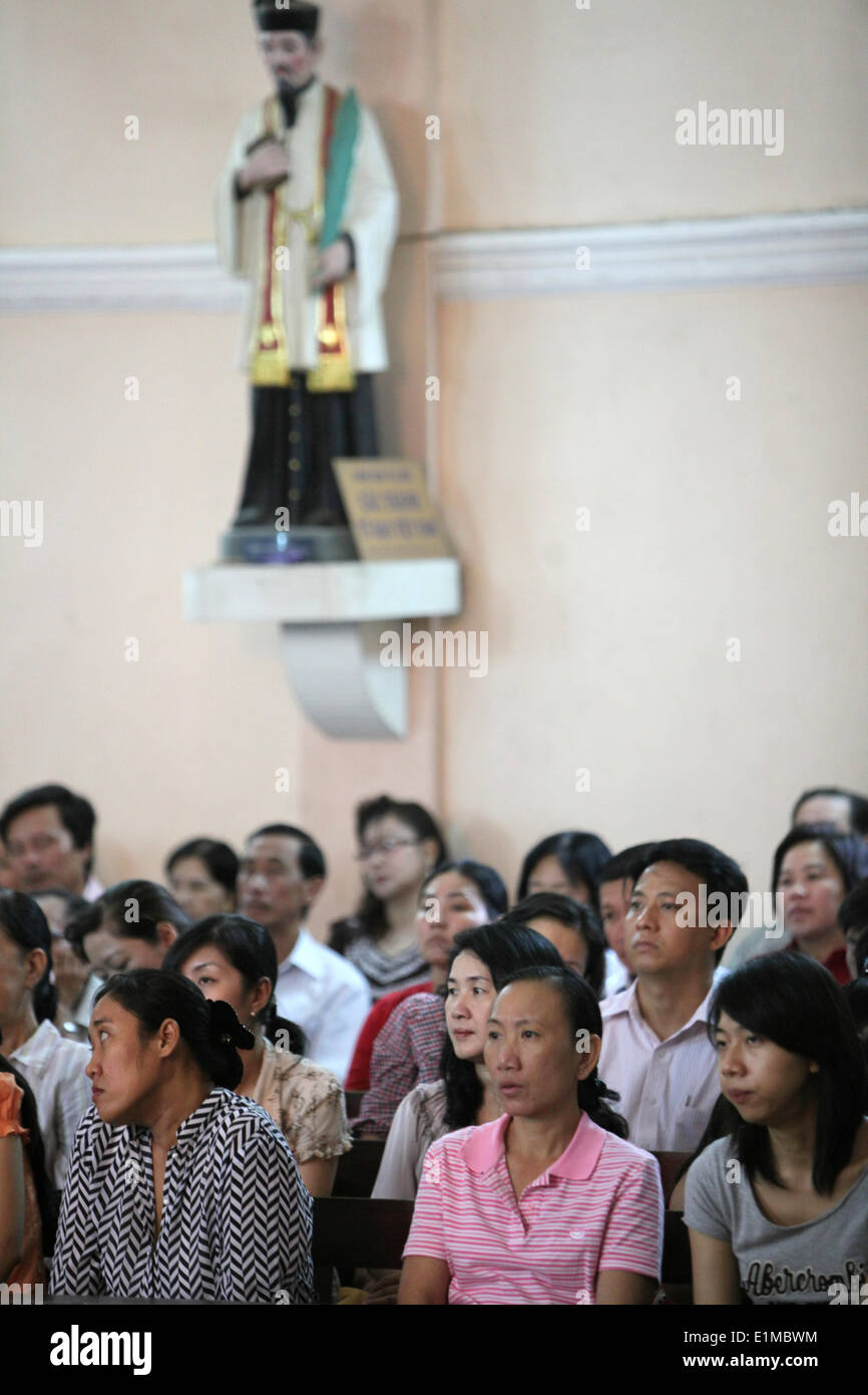 Catholic mass in a vietnamese church Stock Photo - Alamy