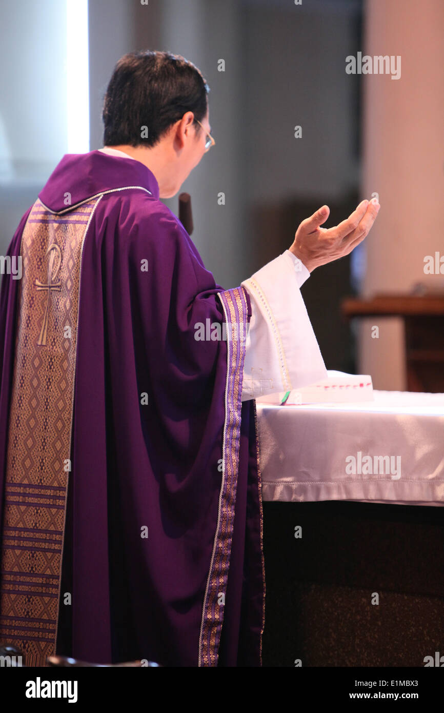 Catholic mass in a vietnamese church Stock Photo - Alamy