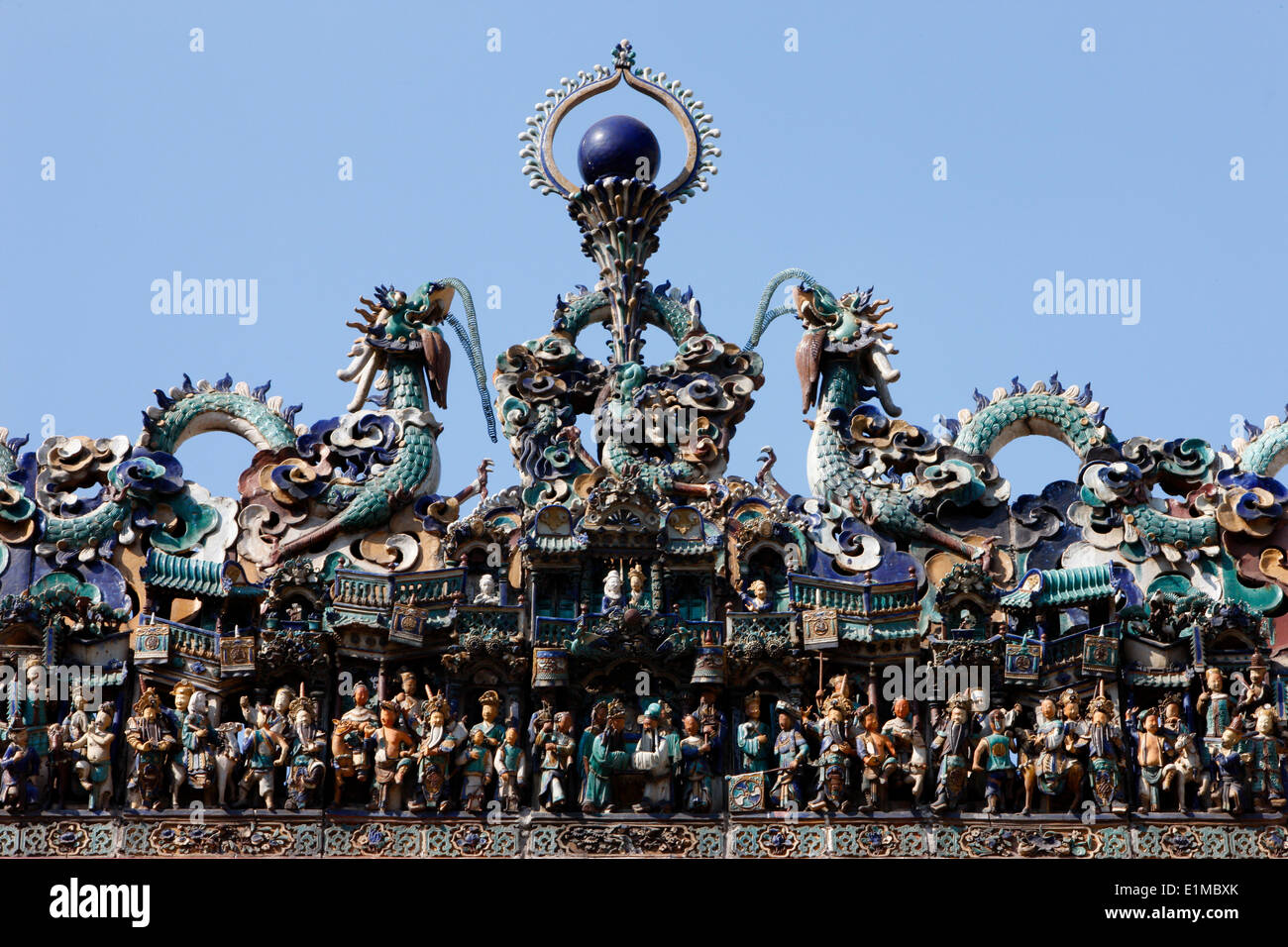 Rooftop dragons at Thien Hau Temple Stock Photo - Alamy
