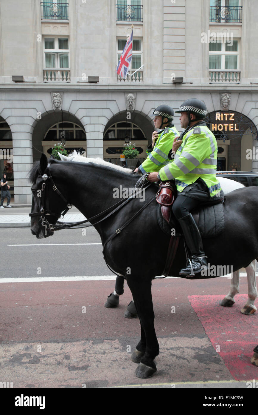 Mounted police man hi-res stock photography and images - Alamy