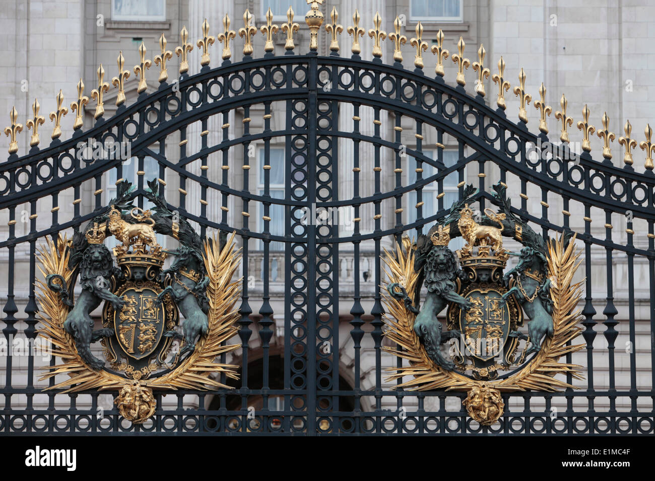 Gate of Buckingham palace Stock Photo - Alamy
