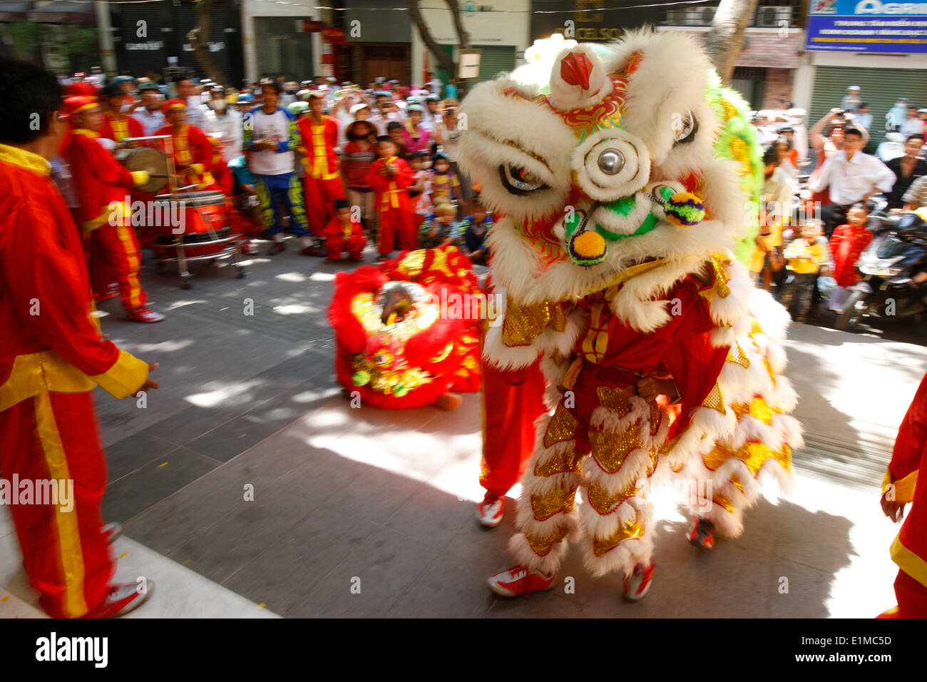 Chinese New Year. Lion dance performers Stock Photo - Alamy