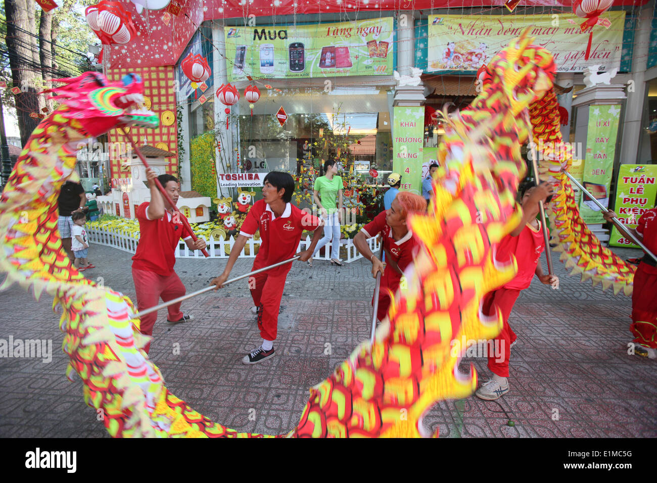 Chinese New Year. Dragon dance performers Stock Photo - Alamy