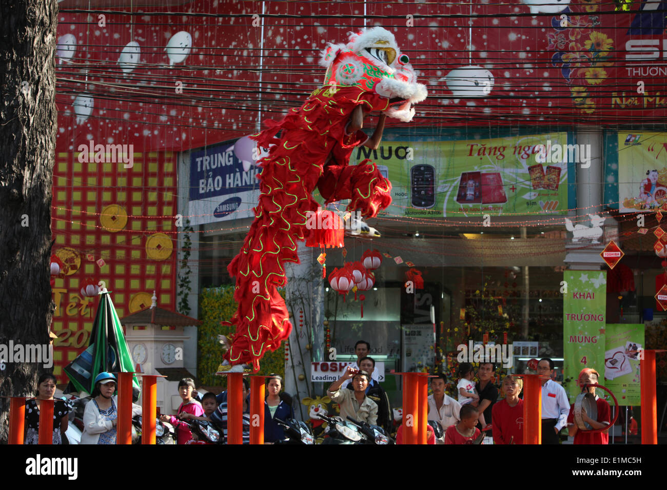Chinese New Year. Lion dance performers Stock Photo - Alamy