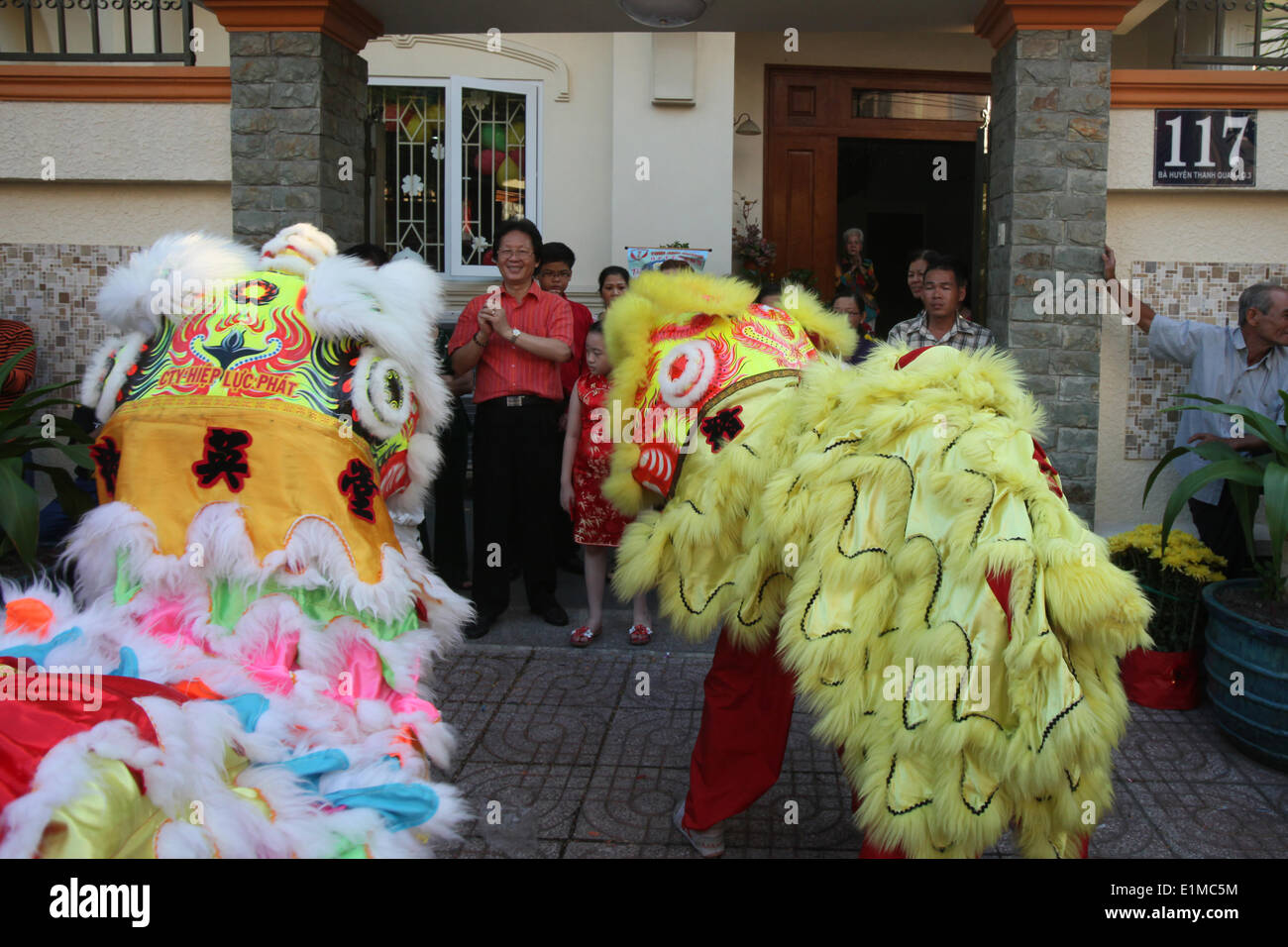 Chinese New Year. Lion dance performers Stock Photo - Alamy
