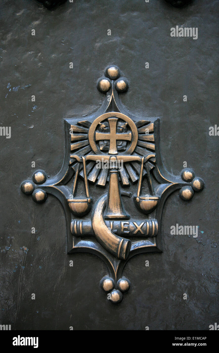 St Patrick's Cathedral : Front Gate sculpture. Justice Stock Photo - Alamy