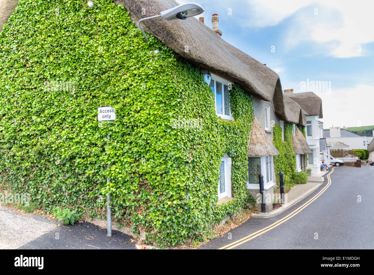 Covered cottage hi-res stock photography and images - Alamy