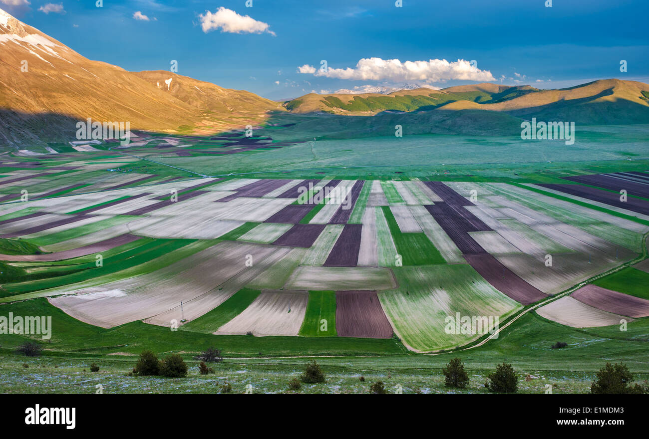Piano grande sibillini mountains umbria italy hi-res stock photography ...