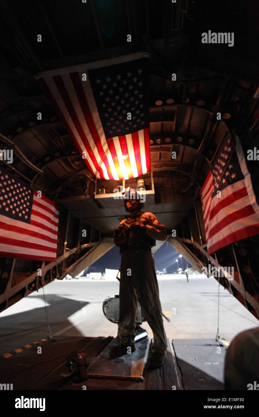 A Crew Chief With Marine Heavy Helicopter Squadron Hmh 466 High ...