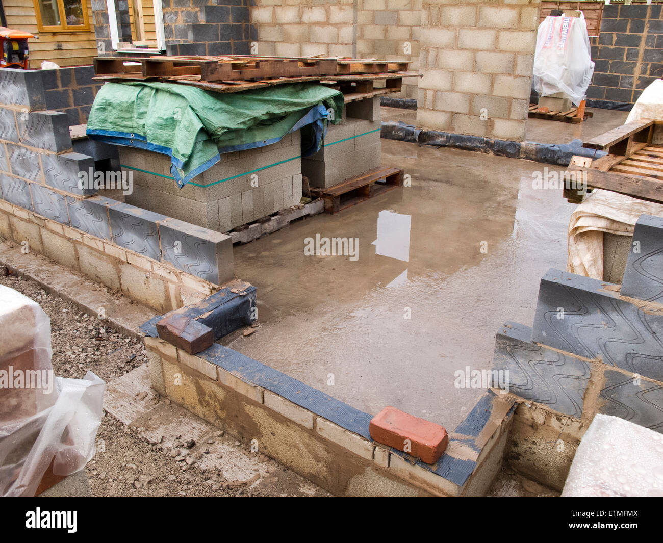 self building house, walls built from thermalite and 10 newton concrete ...