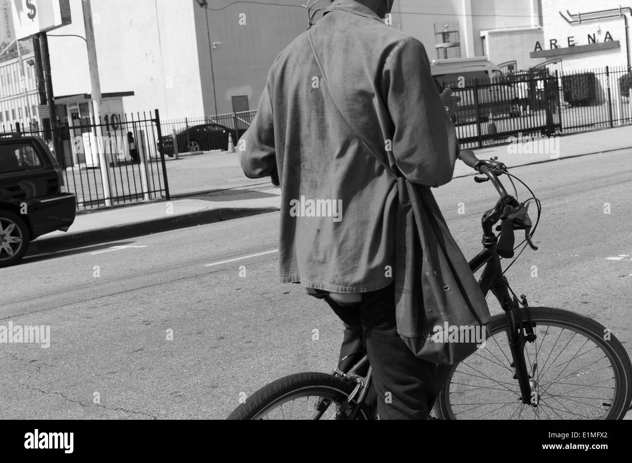 Man homeless bicycle hi-res stock photography and images - Alamy