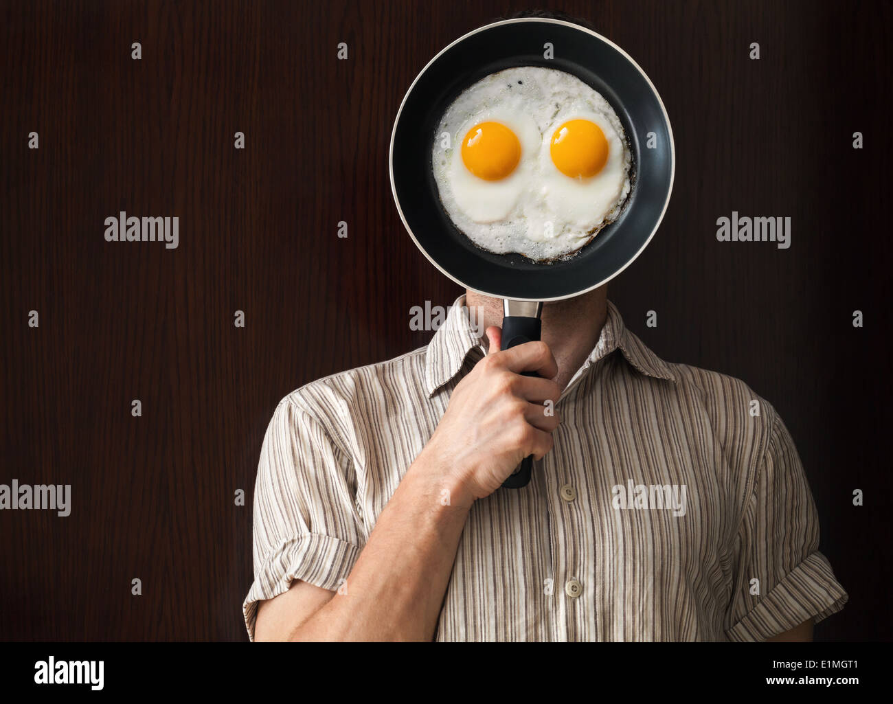 Man holding one egg hi-res stock photography and images - Alamy