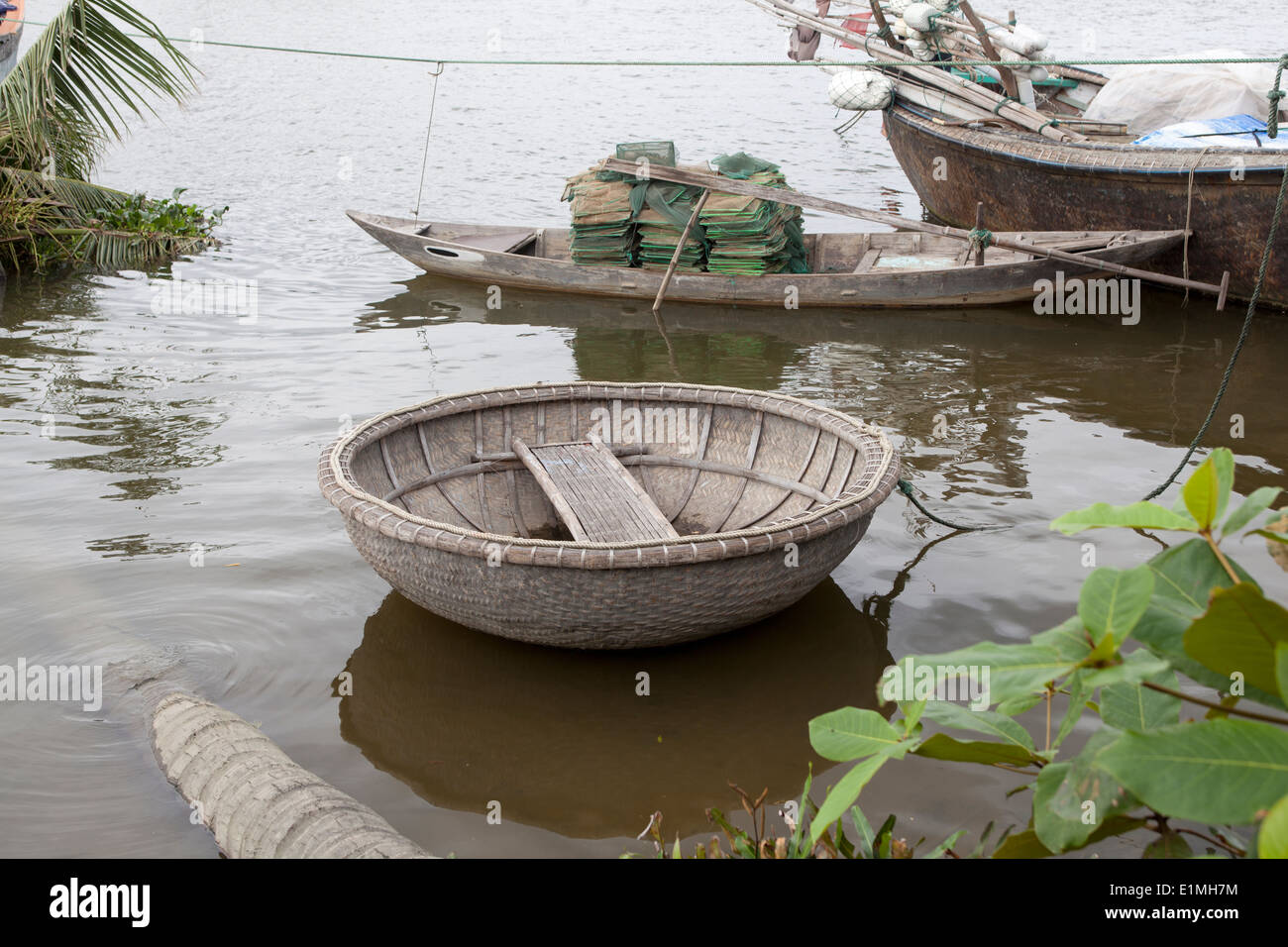 Coracle fishing boats hi-res stock photography and images - Alamy
