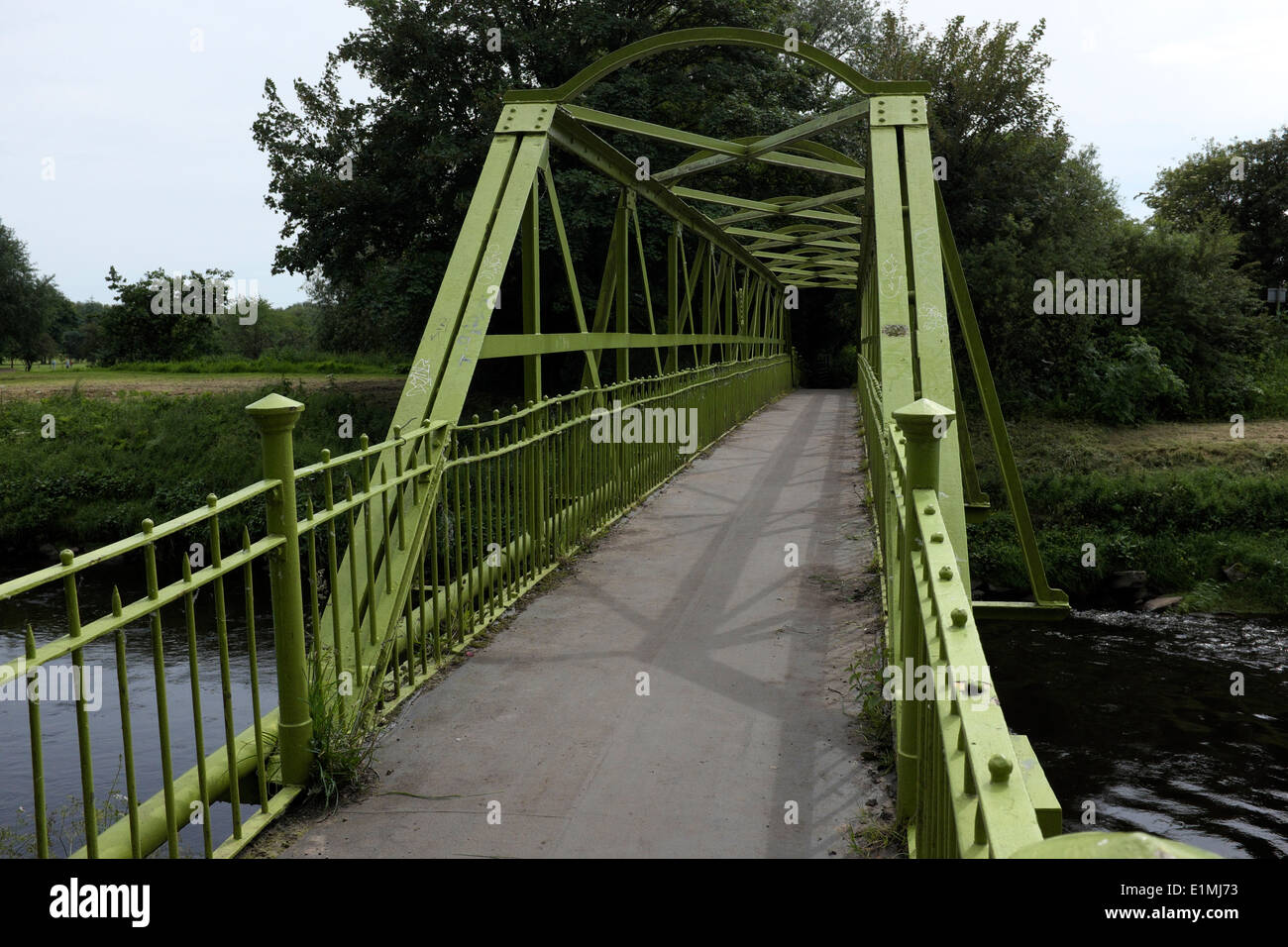simon's bridge over the river mersey joins didsbury and northenden ...
