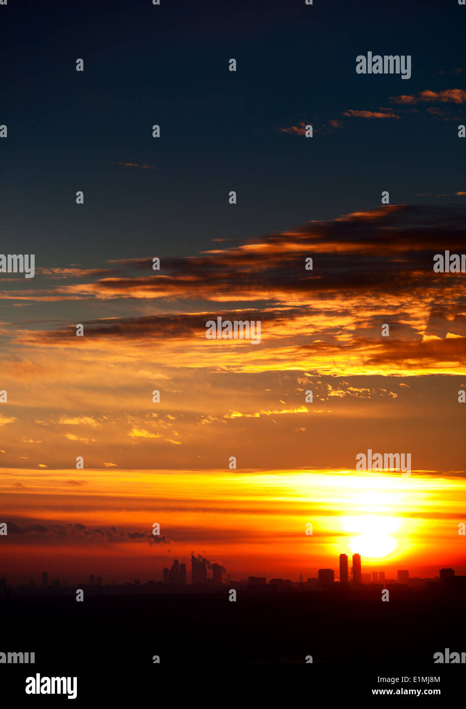 Red sky over the city hi-res stock photography and images - Alamy