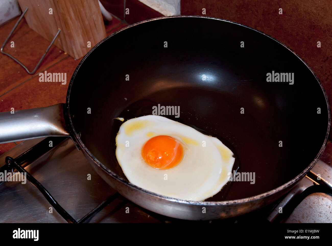 Frying egg hi-res stock photography and images - Alamy