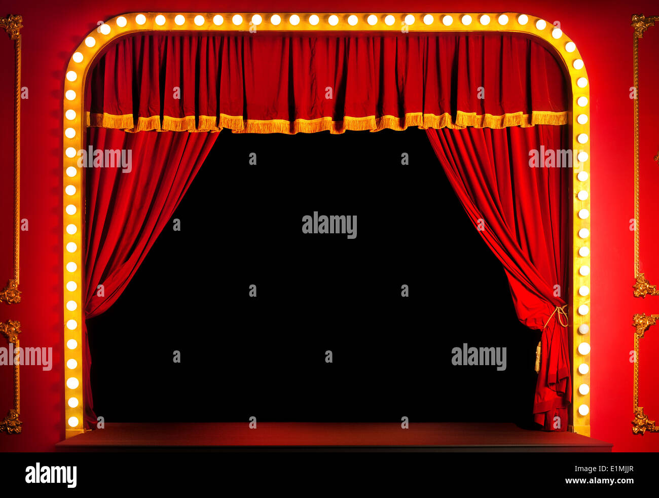 Red curtain theatre hi-res stock photography and images - Alamy
