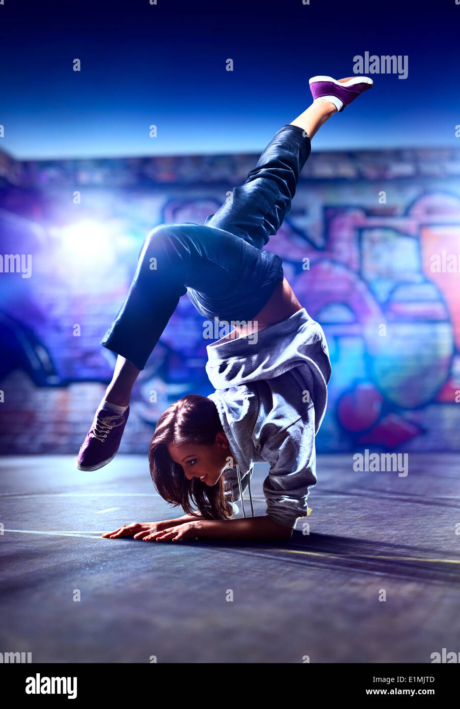 Female dancer graffiti hi-res stock photography and images - Alamy