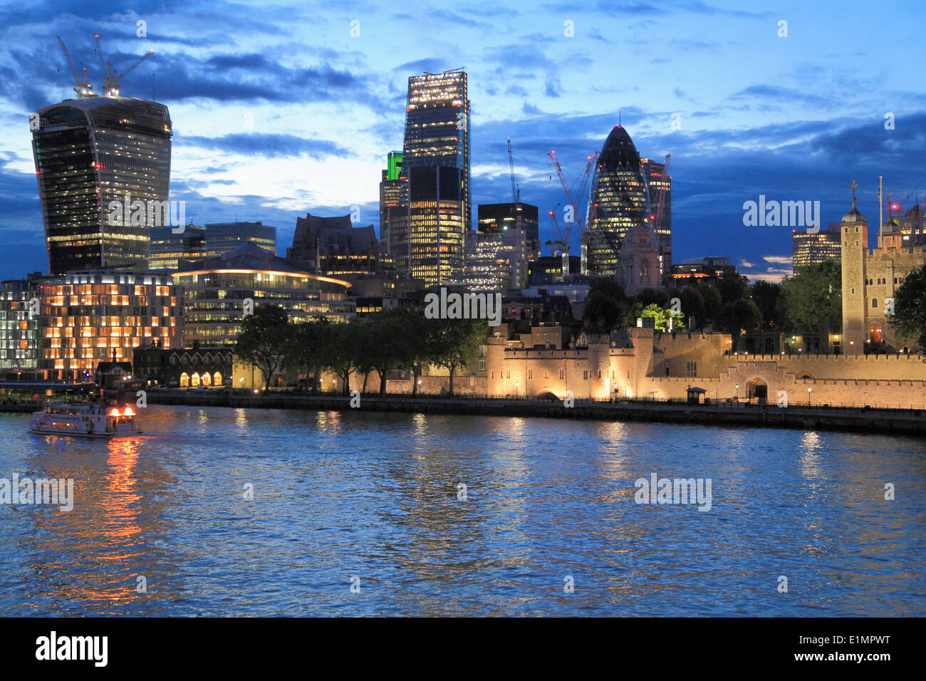 London city skyline hi-res stock photography and images - Alamy