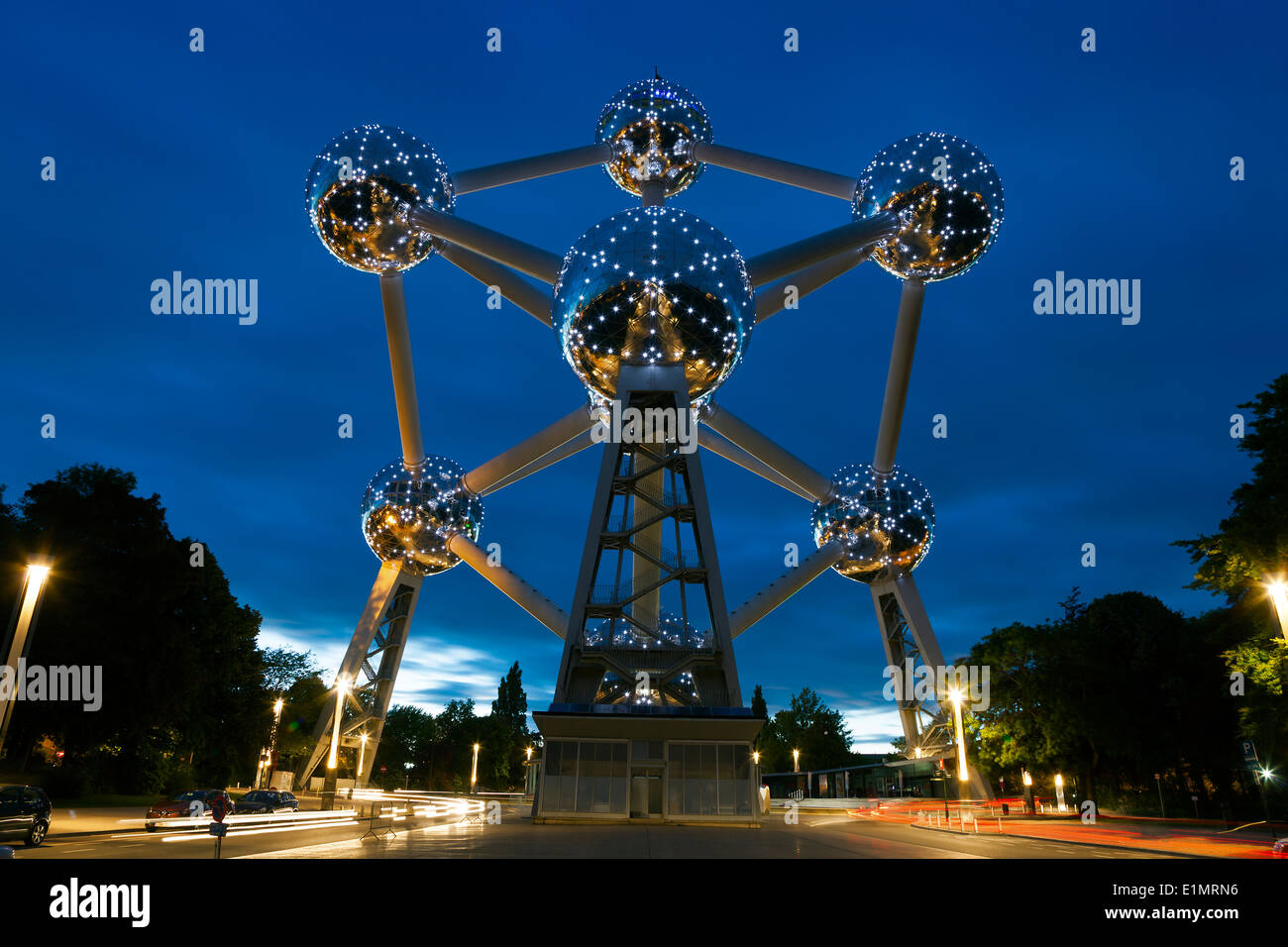 Atomium structure hi-res stock photography and images - Alamy