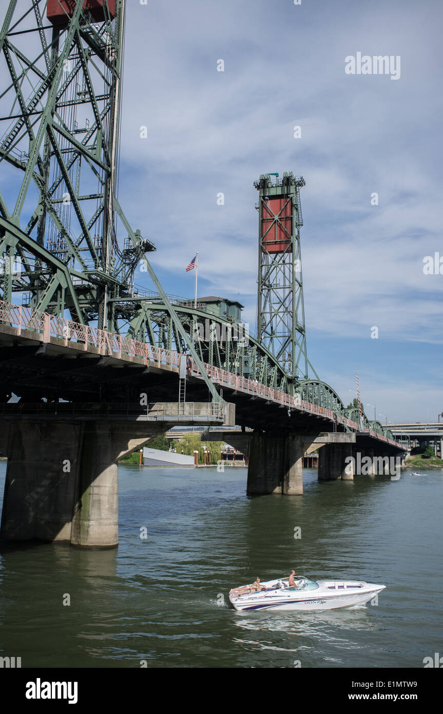 Color photograph of the Hawthorne Bridge, Portland, Oregon. Oldest ...