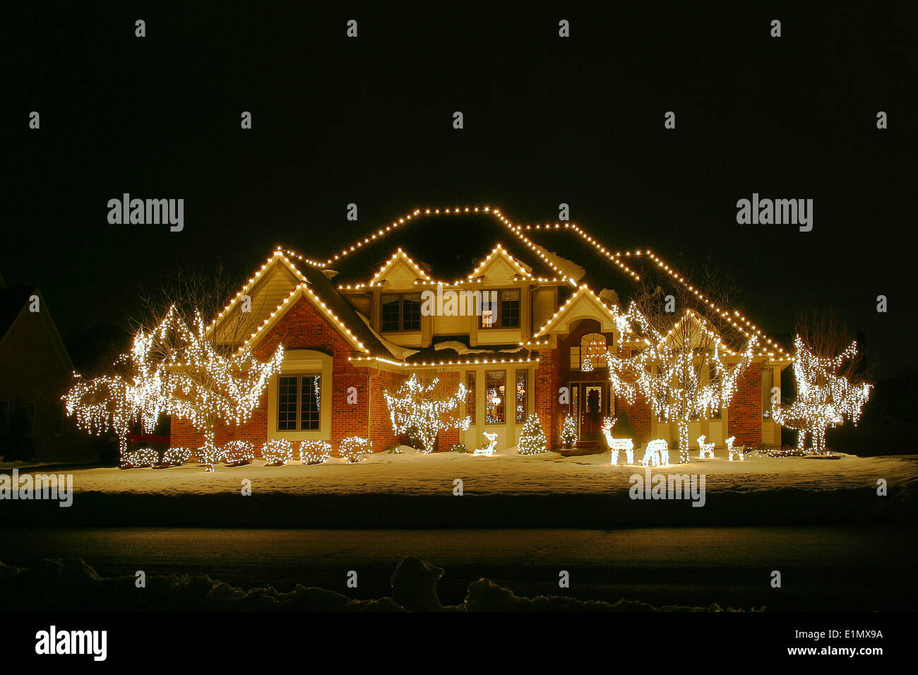 American suburban house at night hi-res stock photography and images ...
