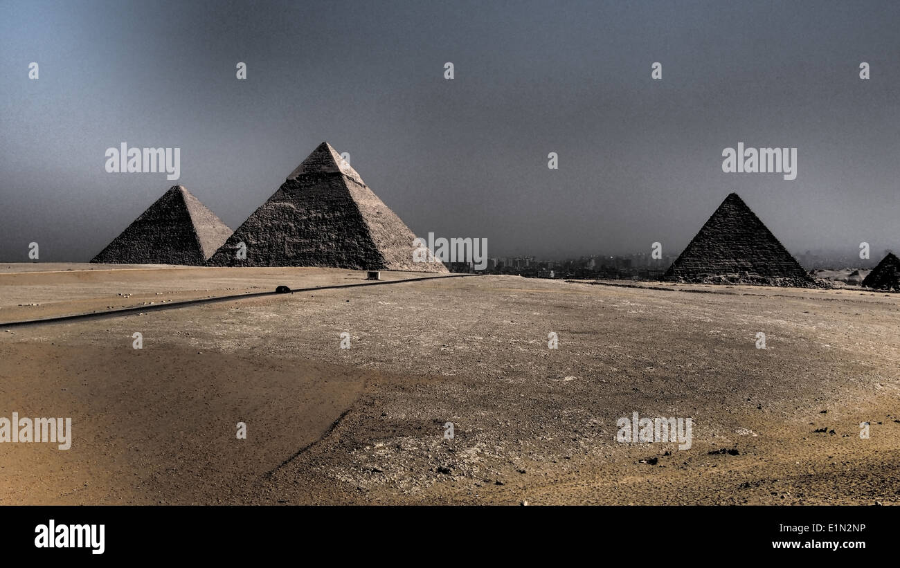 Left : Great Pyramid (Khufu). Middle : Pyramid of Khaefre (khephren ...