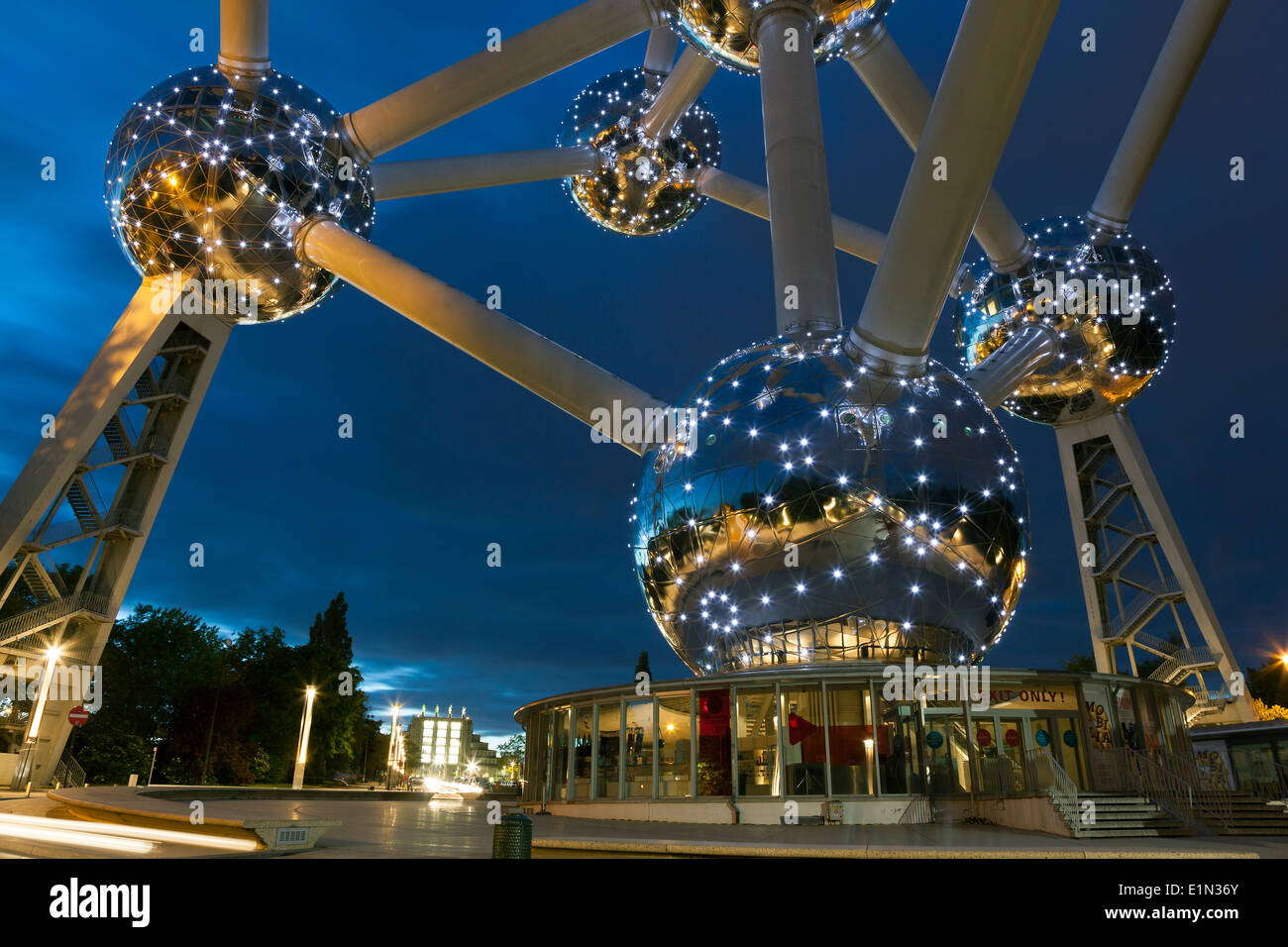 Atomium night view hi-res stock photography and images - Alamy